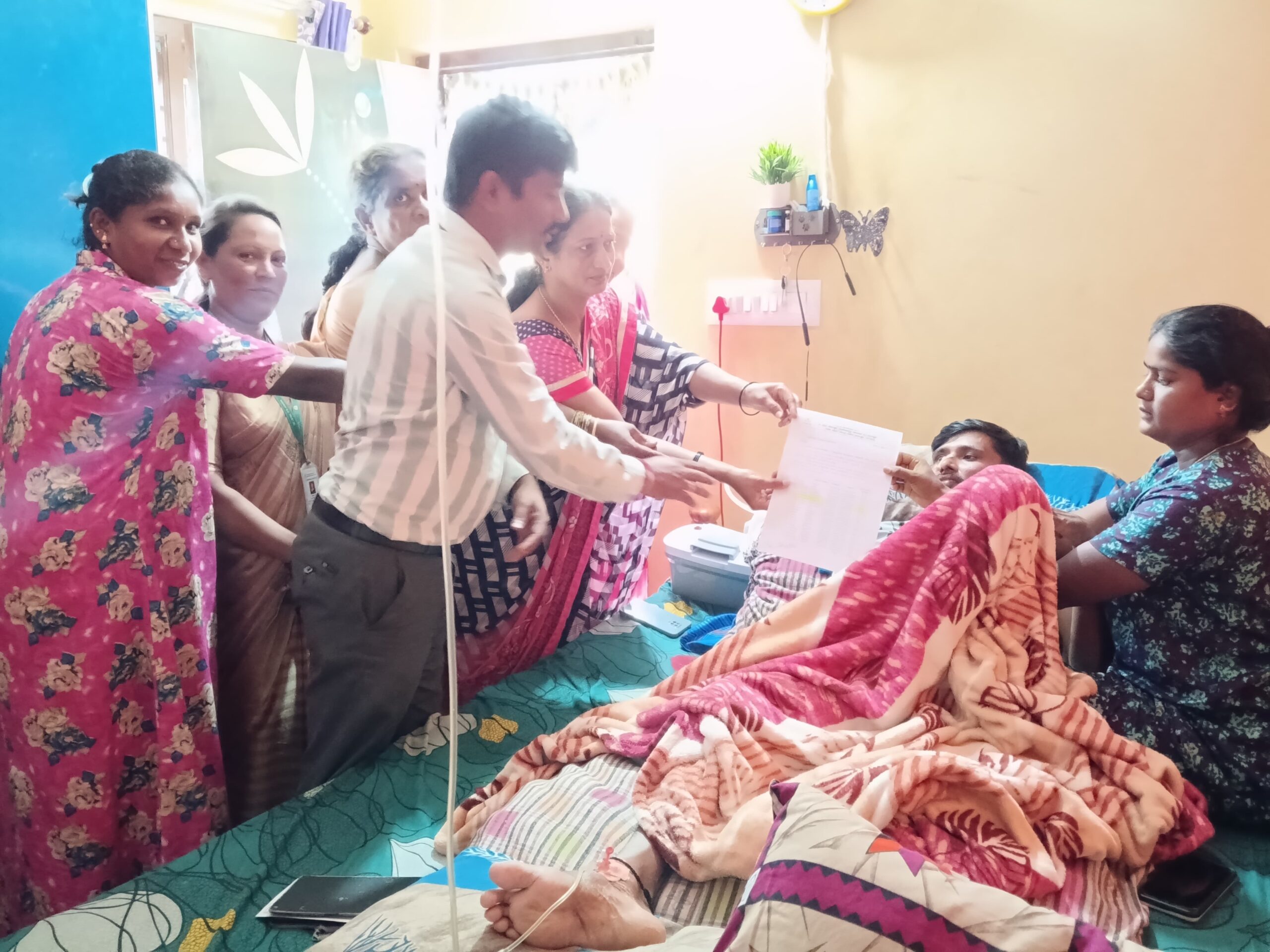 ಮರದಿಂದ ಬಿದ್ದು ಗಾಯಗೊಂಡಿದ್ದ ವ್ಯಕ್ತಿಗೆ ಧರ್ಮಸ್ಥಳ ಸಂಘದಿಂದ ಧನ ಸಹಾಯ ...